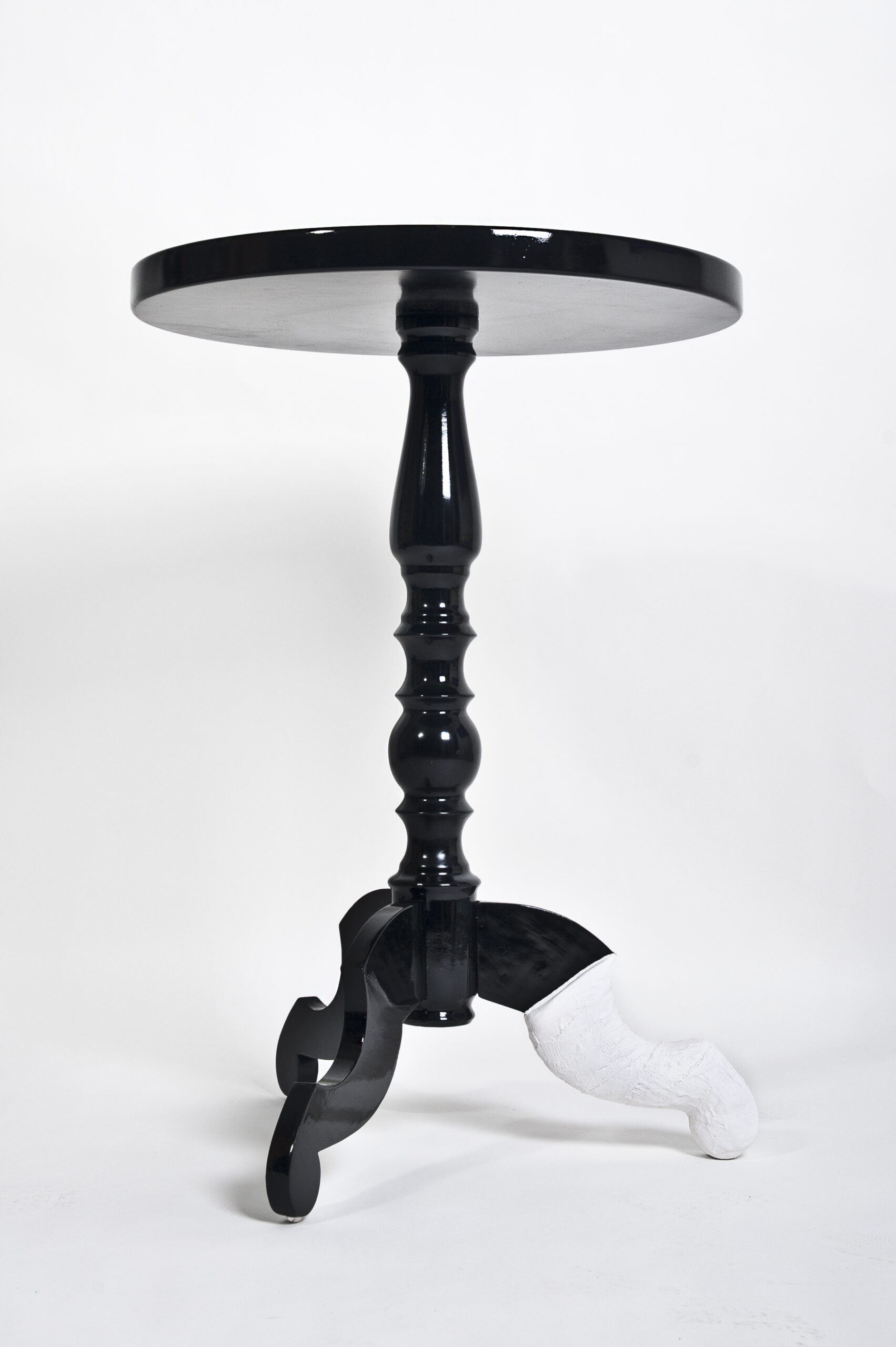 Broken Table - Yuri Design